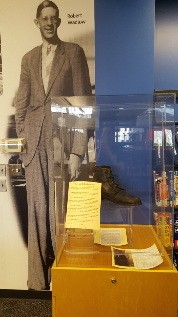 World’s Tallest Man’s Shoe (Rossford Public Library) – THE OFFBEAT PATH