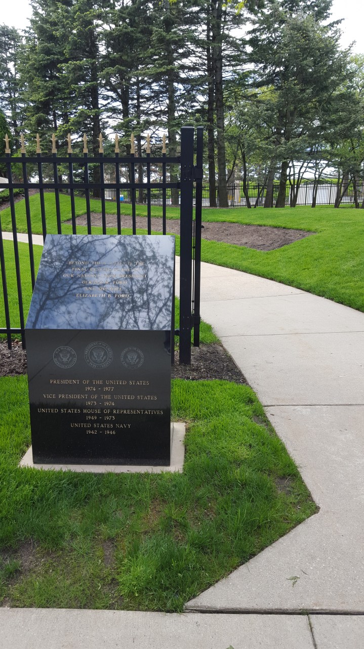 Gerald R. Ford’s Gravesite (Bonus: Big Button!) – THE OFFBEAT PATH