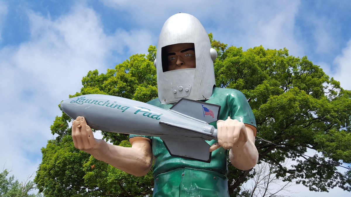 Gemini Giant – THE OFFBEAT PATH